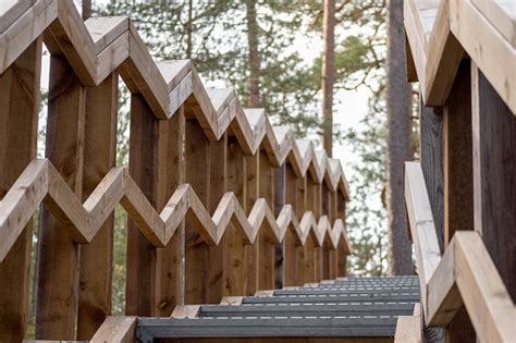 계단 부분은 자연스럽게 나무와 금속으로 만들어졌습니다 그들은 지그재그 모양으로 디자인되어 특이한 외관을 제공합니다 계단은 나무가 우거진 환경에 위치해 있어 나무를 볼 수