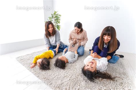 お母さんと子どもたち仲良しの写真素材 イメージマート