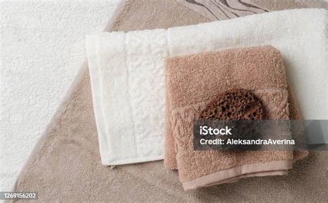 깨끗하고 베이지색과 은유 수건이 펼쳐지는 수건에 놓여 있습니다 위에는 박리 돌이 있습니다 플랫 레이 건초 재배 식물에 대한 스톡 사진 및 기타 이미지 Istock