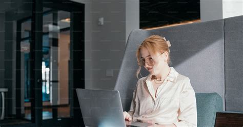 노트북을 사용하여 소파에 앉아 있는 여자 사진 Unsplash의 여성 이미지