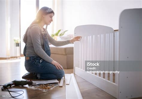 아기가 도착하기 전에 아기의 유아용 침대를 조립하는 미래의 어머니 아기 침대에 대한 스톡 사진 및 기타 이미지 아기 침대 건축하기 한 명의 여자만 Istock
