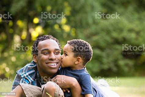 중유럽식 칠레식 아버지도 계셨지요 및 어린 아들과 야외 가족에 대한 스톡 사진 및 기타 이미지 가족 검은색 남성 Istock