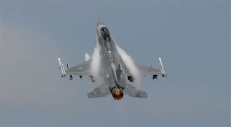 Did A F 16 Break The Sound Barrier At Oshkosh Eaa Airventure 2021
