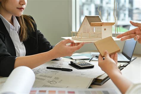 공동 작업 공간에서 건설 계획 및 스케일 모델 하우스의 설계를 작업하는 건축가 팀 25 29세에 대한 스톡 사진 및 기타 이미지 25 29세 2명 30 34세