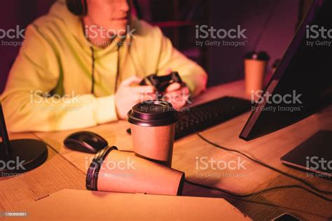 커피 가서 흐리게 배경에 조이스틱과 컴퓨터와 게이머 근처 피자 상자 30 34세에 대한 스톡 사진 및 기타 이미지 30 34세 Brand Name Video Game