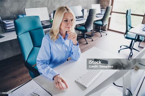 현대적인 사무실에서 낮에 집중력과 우아함을 가지고 일하는 성숙한 사업가 45 49세에 대한 스톡 사진 및 기타 이미지 45 49세 결심 경영자 Istock