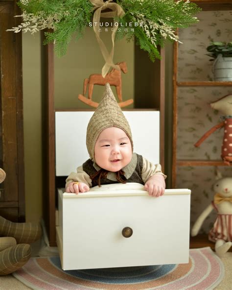 아기사진관 가족사진관 리베스튜디오 그거 아세요 50일 촬영 때 단골 메뉴 중 하나는 바로 항공샷처럼 아기를 눕혀놓고 바로 위에서 촬영하는 컨셉이에요 그런데 이