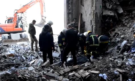 Цілодобово триває пошук людей під завалами будівлі Миколаївської ОВА Новости Section Ukr Net