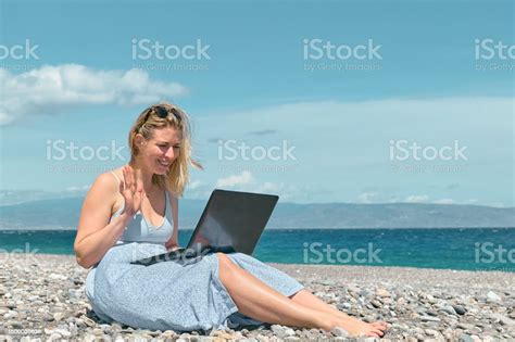 해변에서 화상 통화를 위해 노트북을 사용하는 금발의 예쁜 여자 야외에서 일하는 여성 사업가 기술과 여행 프리랜서 개념 현대적인 사무실 먼 일 가상현실에 대한 스톡 사진 및