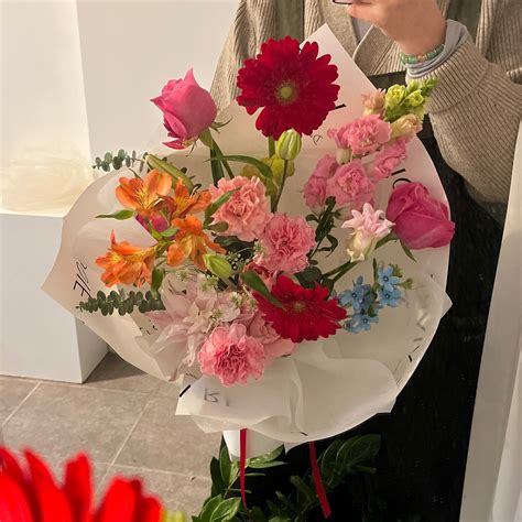 대구꽃집 오늘도 봄🦋 아내분께 드리실 핑크레드계열 꽃다발 ️ 마침 또 레드있는거 어떻게 아셨을까여ㅎㅎ Instagram