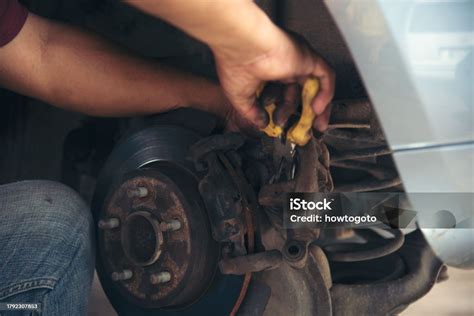 자동차 기계 차량 기계 서비스를 고정 하는 남자 손을 닫습니다 정비사 남자 손 수리 자동차 자동차 수리 점 차량 후드가 자동 모바일을 확인합니다 차량 자동차 유지 보수