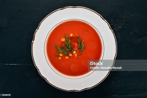 야채 고추와 토마토 수프입니다 건강 한 음식입니다 에 검은 나무 배경 최고의 볼 수 있습니다 텍스트에 대 한 공간을 복사 합니다 0명에 대한 스톡 사진 및 기타 이미지