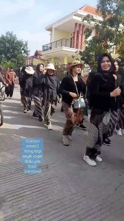 Joget sambil jalan saat kirab - YouTube
