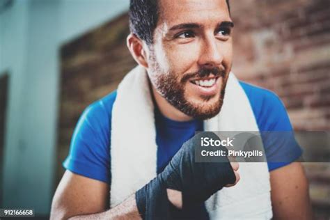 젊은 미소 선수 흑인 권투 붕대 묶는의 초상화 복 서 남자 킥복싱 훈련 하기 전에 Prepairing입니다 흐리게 배경입니다 수평 권투 스포츠에 대한 스톡 사진 및 기타