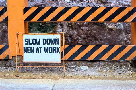 산 바위 배경오렌지 검은 경사 보호에 위험 기호 자연 재해 도로 보호 지진과 화산 폭발은 운송에 영향을 미칩니다 길가에 주의 표지판 거친에 대한 스톡 사진 및 기타 이미지