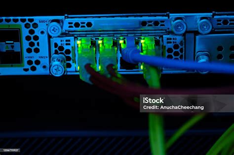 기술 데이터 센터 룸에서 조명 보케 및 고속 네트워크 라우터 스위치로 Utp Cat6 케이블을 닫습니다 0명에 대한 스톡 사진 및 기타 이미지 Istock