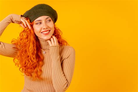 노란 배경에 스튜디오에서 베레모를 쓴 빨간 머리 여자 복사 공간 초상화 예쁜 모델 20 24세에 대한 스톡 사진 및 기타 이미지