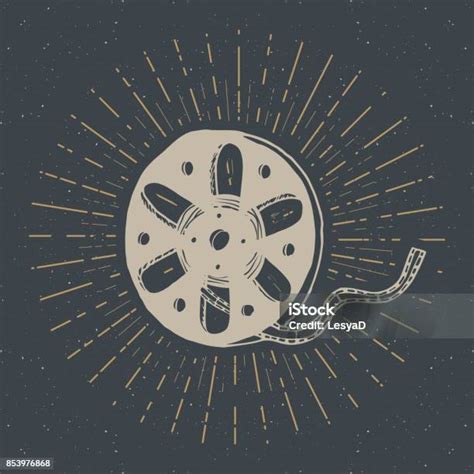 영화 테이프와 필름 릴 빈티지 라벨 손으로 그린된 스케치 그런 지 질감된 복고풍 배지 인쇄 술 디자인 T셔츠 인쇄 벡터 일러스트 0명에 대한 스톡 벡터 아트 및 기타 이미지