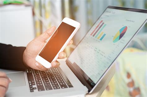 현대 사무실 재무 및 비즈니스 개념에서 차트 그래프 및 계산기로 재무 보고서 프로젝트 회계를 작업하고 분석하는 아시아 회계사