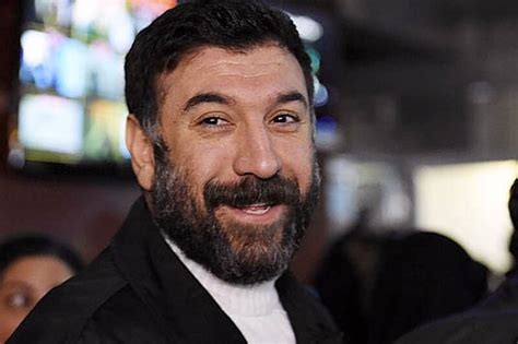 ببینید یک روایت جادویی درباره خنده های علی انصاریان با صدای عادل