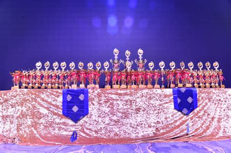 Багшийн тухай шүлэг 🧡💛 Багш та Эрдмийн цацрагаар гэрэлтэх наран билээ 😍 Эрлийн замыг дөтлөгч