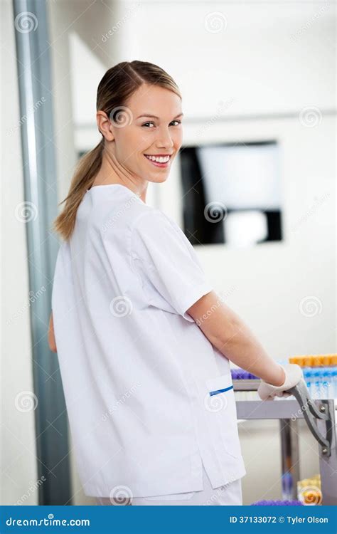 Vrouwelijke Laboratoriumtechnicus Pushing Medical Cart Binnen Stock Foto Image Of Portret