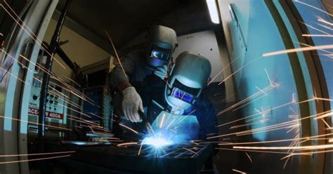 기자의 일상 인생 2막을 여는 불꽃 사진은 용접마스크에 막히고