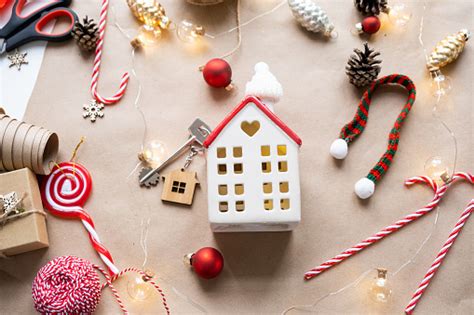 크리스마스 인테리어 레이아웃이 있는 아늑한 숙소에 열쇠고리가 있는 숙소 열쇠 새해 크리스마스 선물 건물 설계 프로젝트 새 집으로 이사 모기지 임대 및 부동산 구매 가정