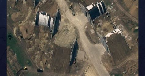 포착 드론 공격 무서워”러 흙으로 덮은 특이한 항공기 격납고 위성 촬영