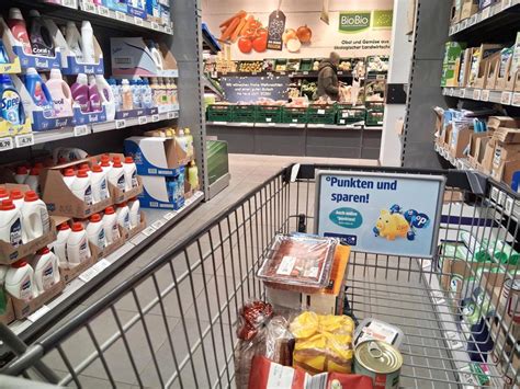 Supermarkt In Österreich Führt „stille Stunde“ Ein Mitarbeiter Und