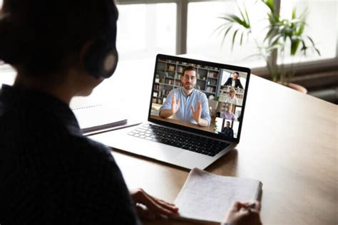 How To Introduce Yourself In A Job Interview Tips And Sample Answer