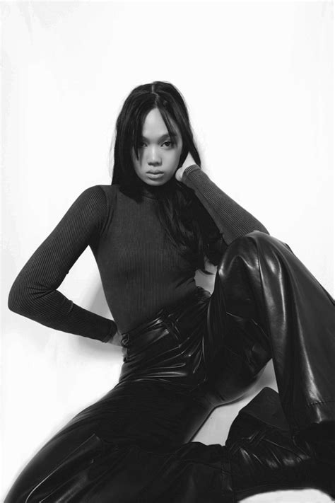 Pin By Winata Halim On Model With Gobo Model Poses Model Celebrities