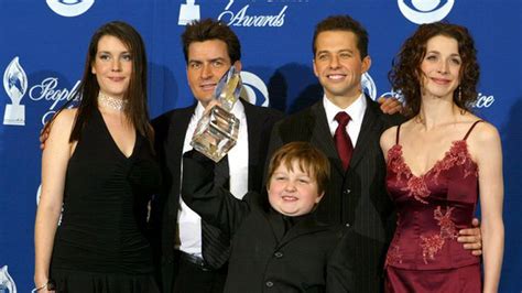 Погребват Чарли Харпър от Двама мъже и половина Новинибг