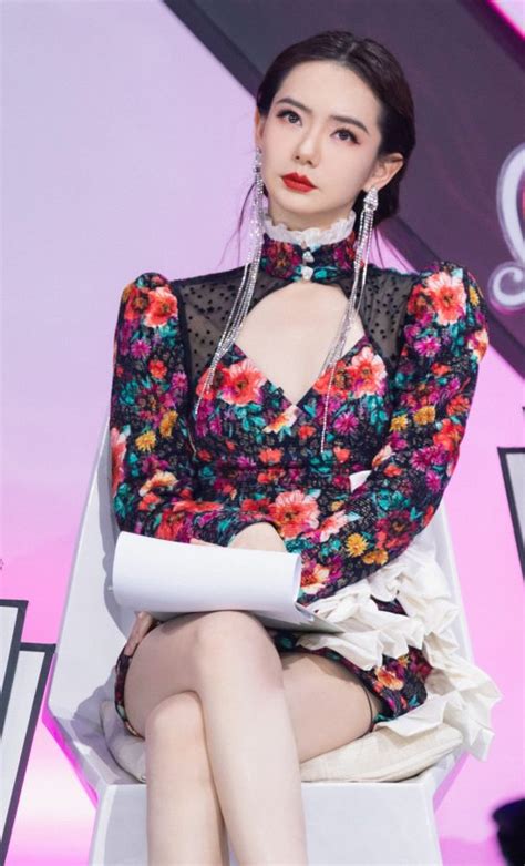 花样姐姐戚薇穿深V超短裙展示美腿气质明艳撩人 图片 名腿网