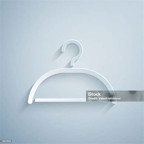 회색 배경에 격리 된 종이 컷 행거 옷장 아이콘 망토룸 아이콘입니다 의류 서비스 기호 세탁 걸이 표지판 종이 아트 스타일 벡터 3차원 형태에 대한 스톡 벡터 아트 및 기타