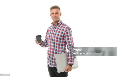 성공을 위해 가는 길에 일반 사무직 근로자 개념 집에서 일하십시오 잘 생긴 남자 즐길 커피 갈 노트북과 커피 컵 흰색 배경을 들고 행복한 힙스터 커피는 아침에 나를 깨워