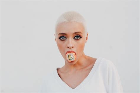 Premium Photo Millenial Young Woman Blonde Short Hair Outdoor Smiling