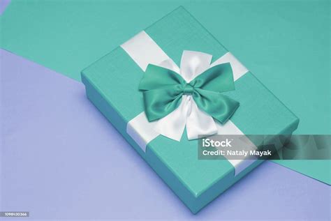 볼 수 있는 흰색과 파란색 활과 리본 최고 발렌타인 데이 파란색과 보라색 배경에 고립 된 진짜 상자 플랫이 하다 공간에 복사 합니다 개념에 대한 스톡 사진 및 기타 이미지