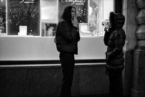 배경 화면 얼굴 등 사람들 화이트 검은 여자들 단색화 초상화 눈 시티 거리 모스크바 도시의 겨울 도로 사진술 연기 닫다 단절 아침