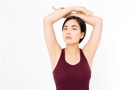 스킨 케어와 겨드랑이 컨셉 메이크업과 화장품 여름 셔츠에 흰색 배경에 고립 된 젊은 아시아 여성 공간을 복사합니다 20 24세에 대한 스톡 사진 및 기타 이미지 Istock