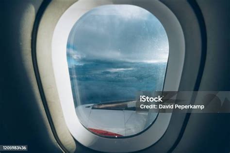 비행기 창에서 보기 우리는 맑고 푸른 하늘구름 위에 비행 우리는 또한 날개와 비행기의 엔진의 조각을 참조하십시오 0명에 대한 스톡 사진 및 기타 이미지 Istock