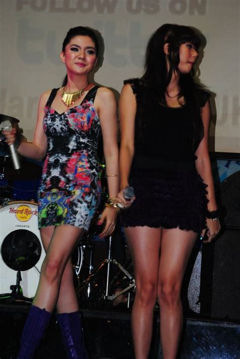 Model Hot Dewasa Foto Seksi Intip Belahan Dada Vicky Shu