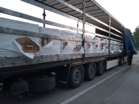 Митничари иззеха заготовки за над 3 милиона кутии цигари на Дунав мост 2 снимки