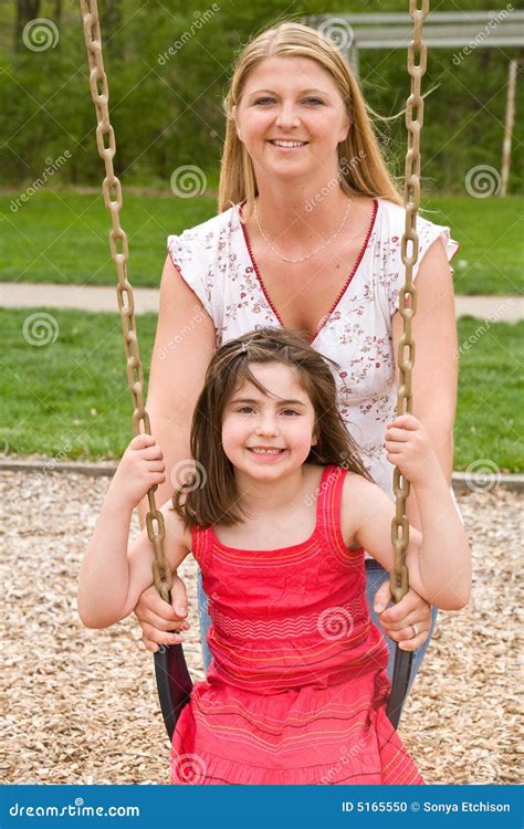 Jeu De Maman Et De Descendant Photo Stock Image Du Mignon Fille