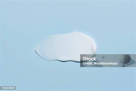 흰색 화장품 페이스 크림 또는 바디 로션 모이스처라이저가 파스텔 블루 배경에 스트로크 위생 크림 같은 질감의 스킨 케어 제품 색