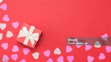 빨간색 배경에 리본과 하트와 휴일 선물 상자 텍스트의 공간을 복사합니다 발렌타인 데이 템플릿입니다 배너 개념에 대한 스톡 사진 및 기타 이미지 Istock