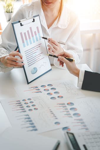 현대적인 코워킹 사무실에서 훌륭한 비즈니스 대화를 나누는 젊은 동료들 팀웍 개념 수평 흐릿한 배경 불꽃놀이 그래프에 대한 스톡 사진 및 기타 이미지 Istock