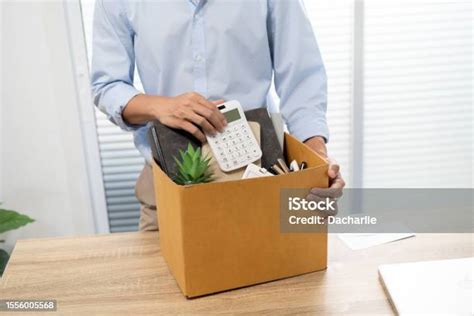 사직서를 보내고 물건을 포장하는 사업가 사임 우울하거나 사무실에서 책상으로 명판 상자를 들고 있습니다 전직 또는 회사에서 해고 Abdication에 대한 스톡 사진 및 기타