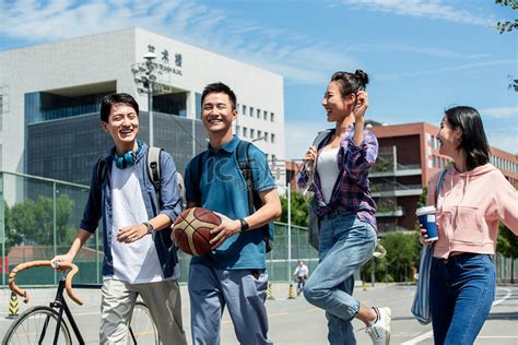 快乐的大学生在校园里步行高清摄影大图 千库网