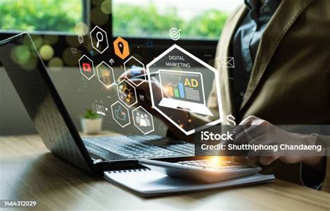 디지털 온라인 마케팅 상거래 판매 개념 디지털 채널 검색 엔진 소셜 미디어 이메일 웹 사이트 디지털 마케팅 전략 및 목표를 통한 제품 또는 서비스 홍보 서재 증권 시세